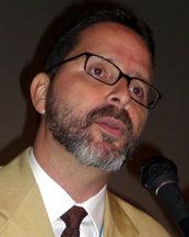 ‘Canibalismo’ de prensa latina en Long Island | Queens Latino