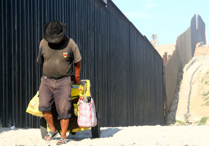 Menos mexicanos cruzando la frontera y más mexicanos se están ...