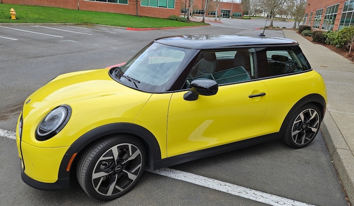 Mini Cooper S 2025 es buen perfume en frasco pequeño | Queens Latino